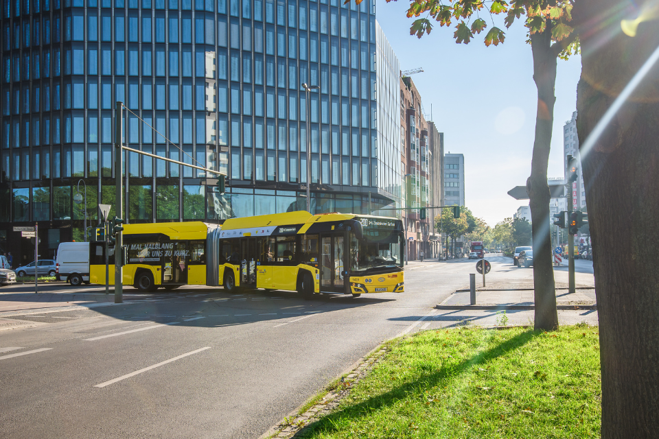 Solaris delivers the world’s first electric bus with a battery passport ...